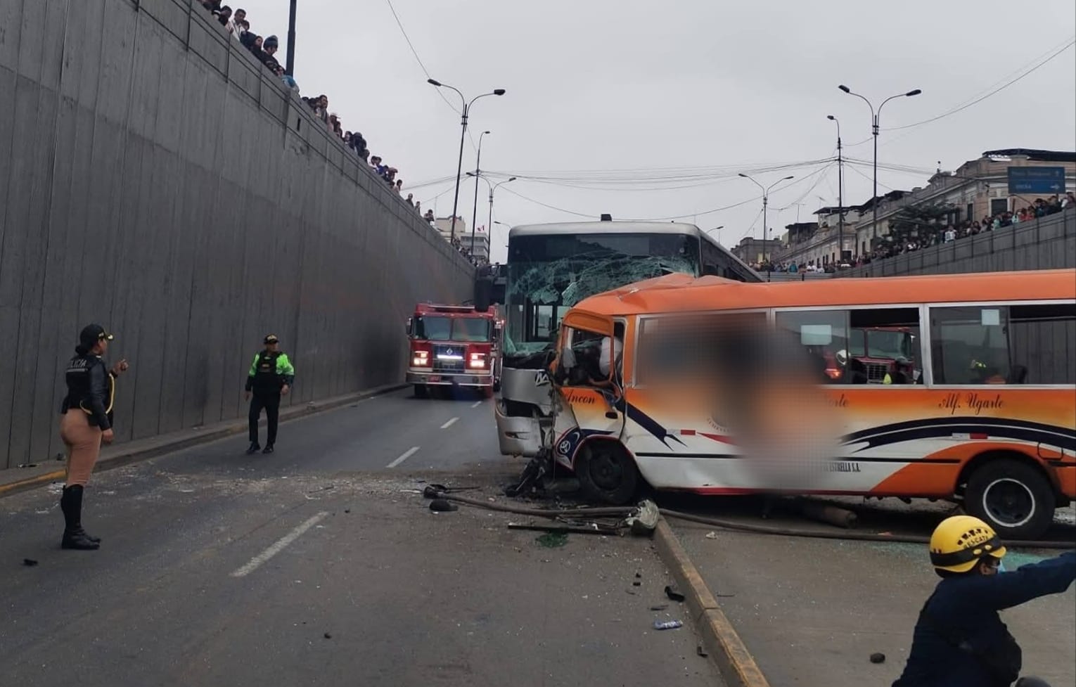 HBA Noticias | Tres muertos y 17 heridos por choque entre cúster y bus ...